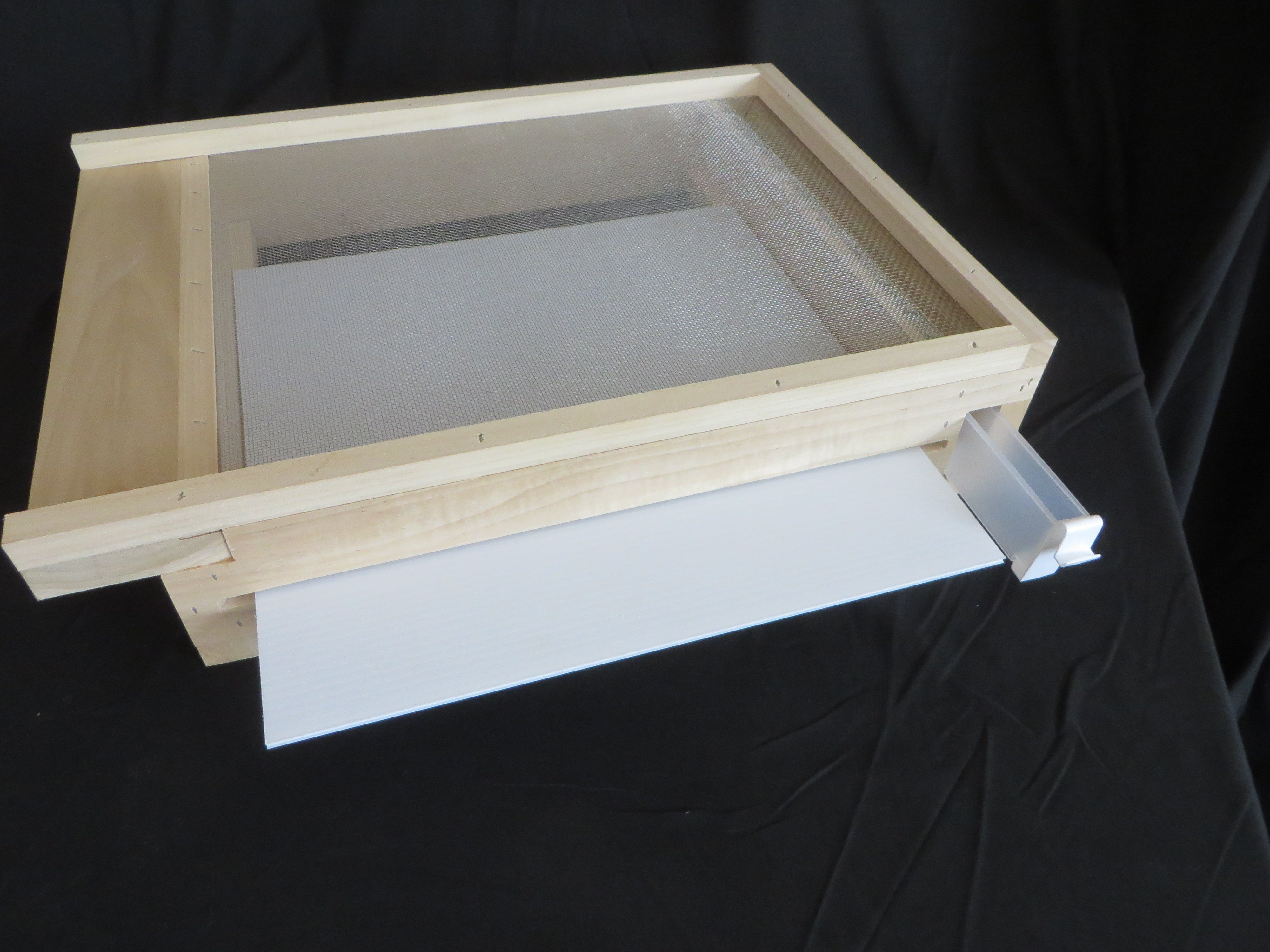 Beetle Jail Screened Bottom Board with Rear Trap – Millerbees Mfg