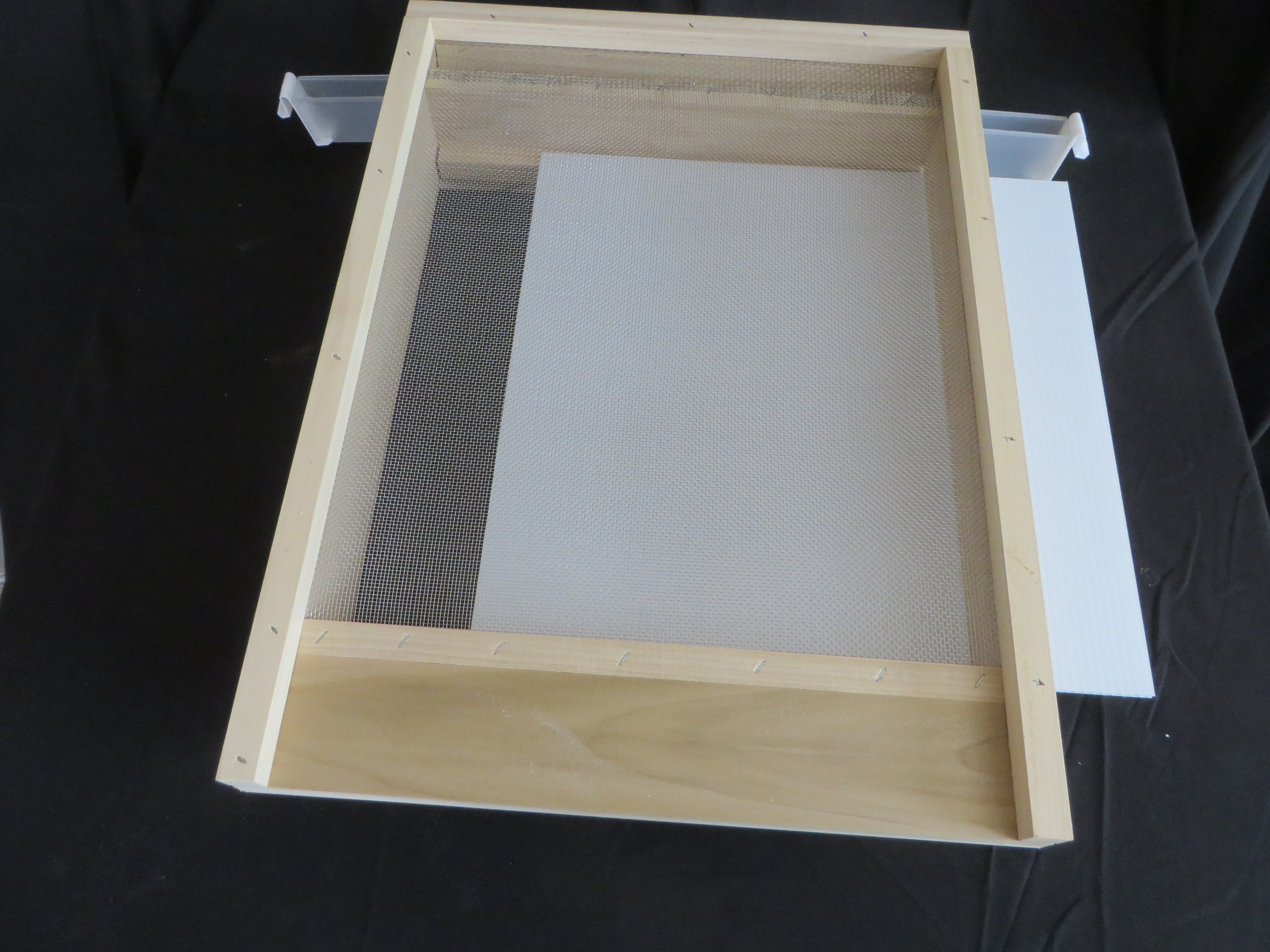 Beetle Jail Screened Bottom Board with Rear Trap – Millerbees Mfg